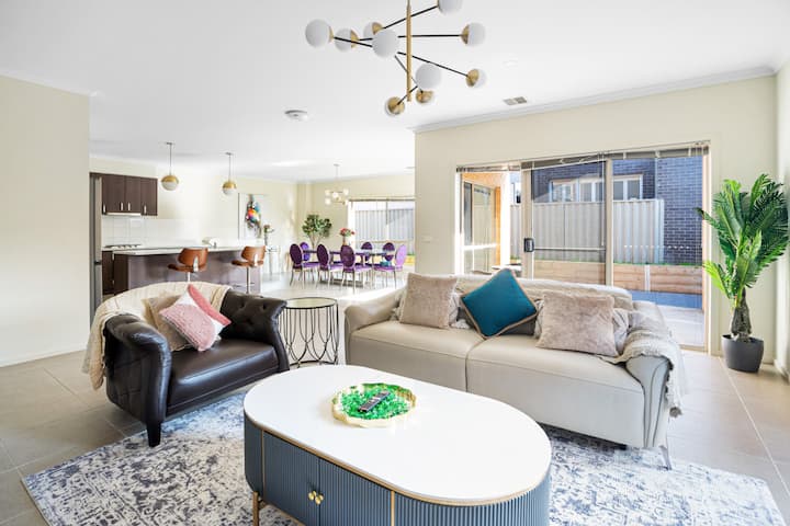 9-bed 5-bathroom Luxe Family House Double Storey - Werribee