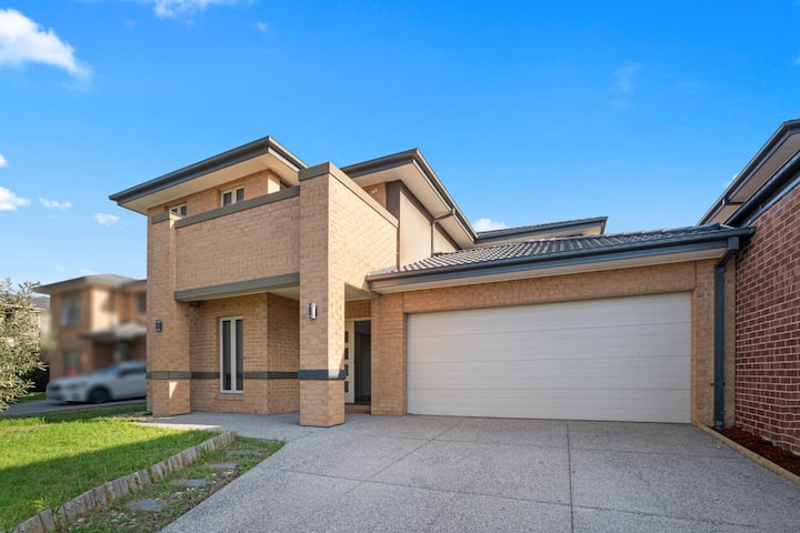 9-bed 5-bathroom Luxe Family House Double Storey - Werribee