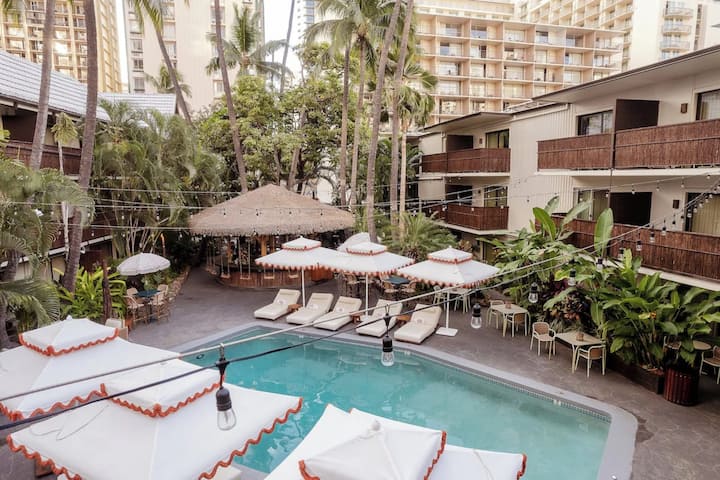 Near Waikiki Beach | Pool. Garden. Bar. - Kailua, HI