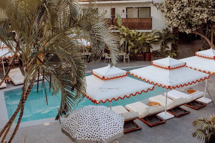 Steps From Waikiki Beach | Pool. Garden. Bar. - Honolulu, HI