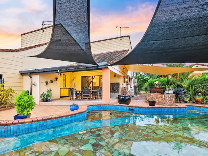 Tranquil Townhouse: Huge Pool & Golf Course Views - Darwin