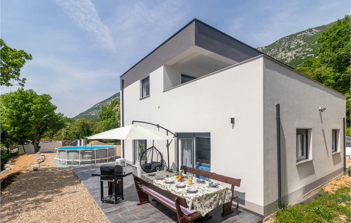 Awesome Home In Drivenik With Jacuzzi - Novi Vinodolski