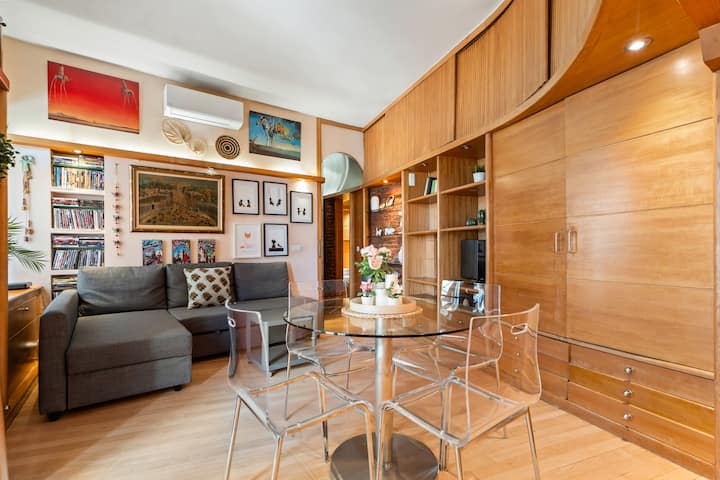 Refurbished Flat At The Foot Of The Royal Palace - Madryt