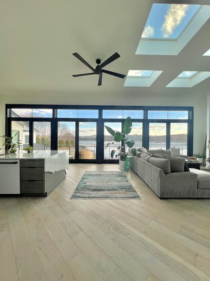 Salem Waterfront Couples Retreat - 1 Mi Downtown! - Salem, MA