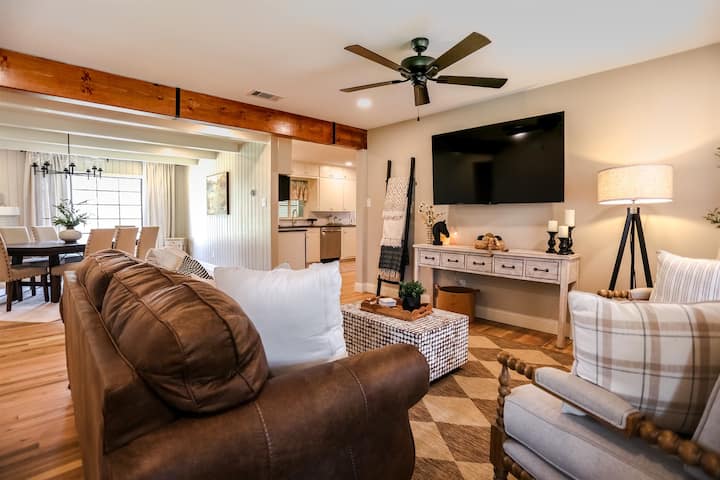 Medical District Retreat 4 Bedroom Walk To Tech - Lubbock, TX