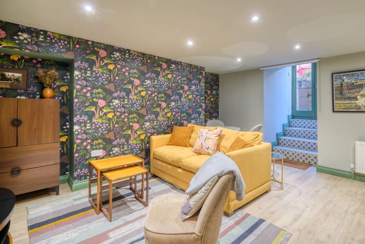 Hill House - Summertime Apartment & Outside Space - バース