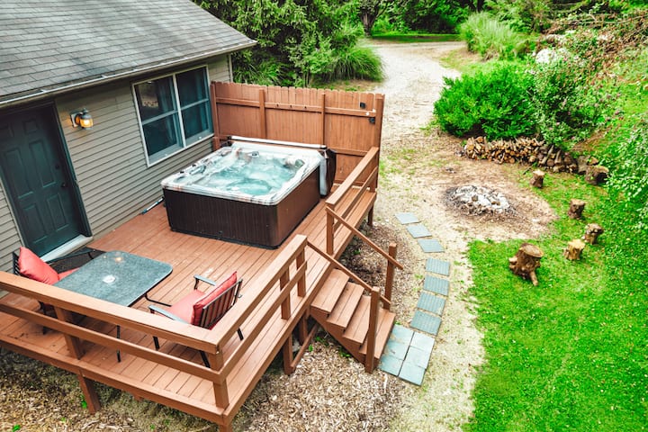 Hottub | Private Forest | King Bed | Near Ash Cave - Hocking Hills State Park, OH
