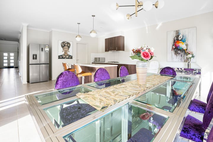 7brm 5-bathroom Holiday Staycation Double Storey - Melbourne