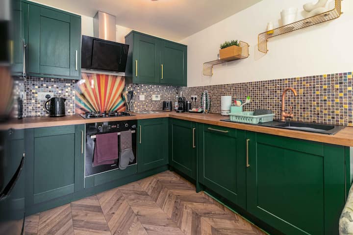 Large 4 Bedroom Townhouse - Glossop