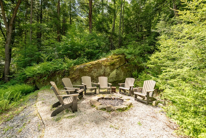 Cozy Wooded Retreat W/ Hot Tub & Fire Pit - 오클랜드