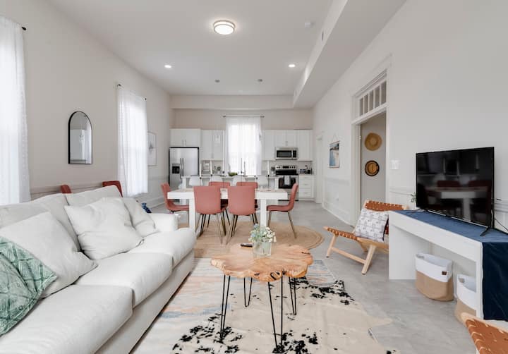 Luxurious 5-bedroom: Coastal Charm And Convenience - コロニアル・ビーチ, VA