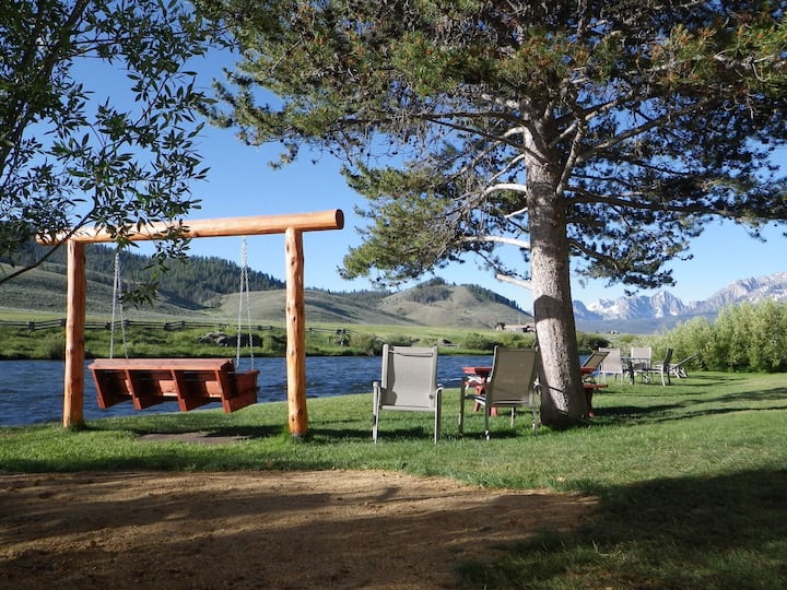 Riverside Kitchen Cabin With Two Full Size Beds - Stanley, ID