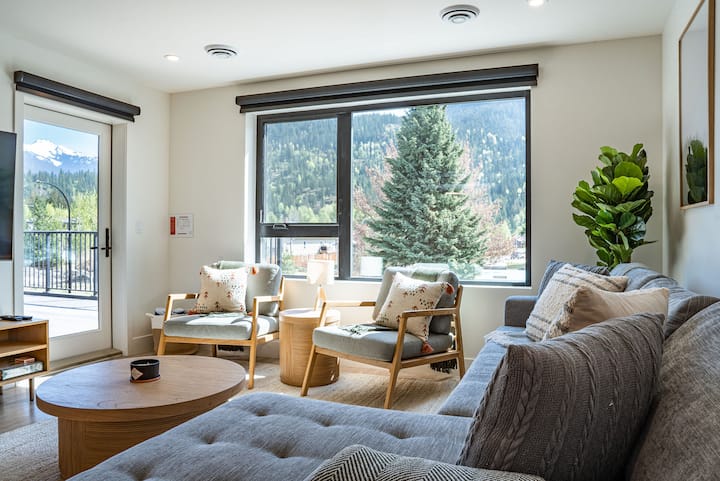 Revy Bliss - Dazzling Condo In The Mountains - Revelstoke