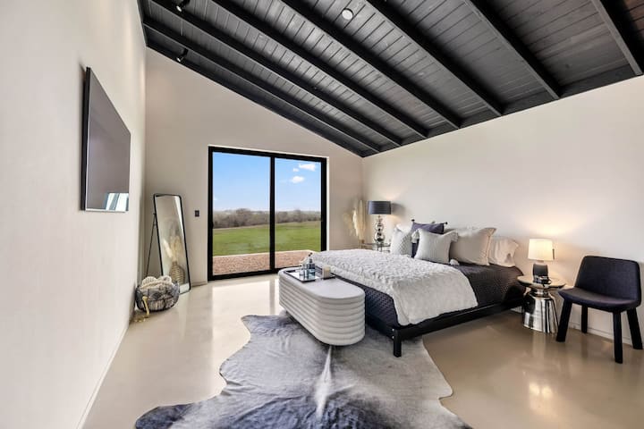 Round Top Luxury Casita Overlooking Breathtaking Views! - Round Top, TX