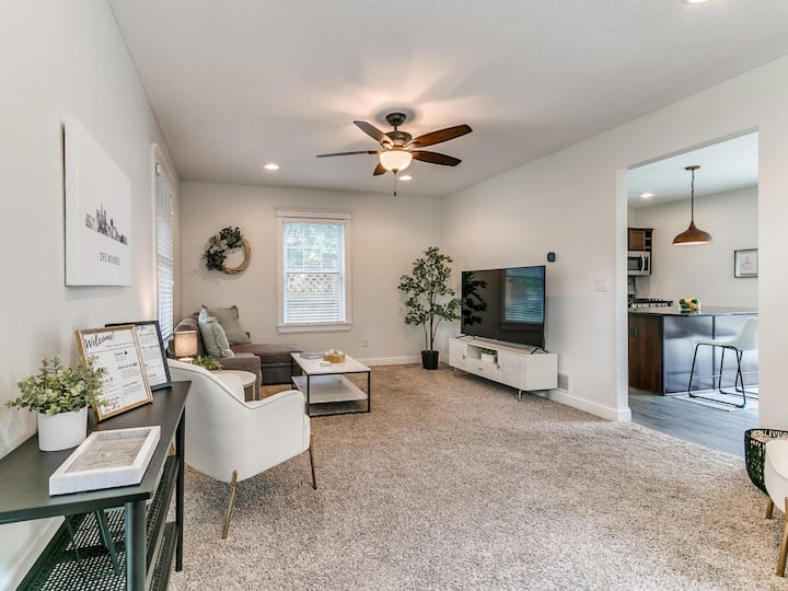 Next To Bars/patio To Grill/3br/downtown Ingersol - Des Moines, IA