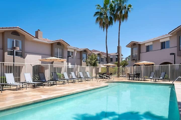 Great Stay In Tempe! Free Breakfast, Outdoor Pool! - Tempe, AZ