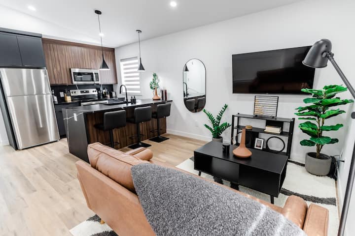 *Unique Suite | Free Parking | 5 Min To Downtown* - Winnipeg