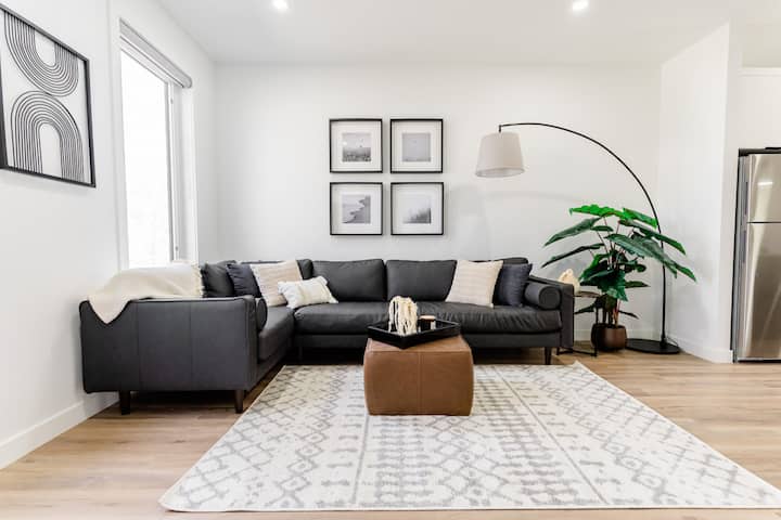 *New Modern Home | Free Parking | 5 Mins Downtown* - Winnipeg