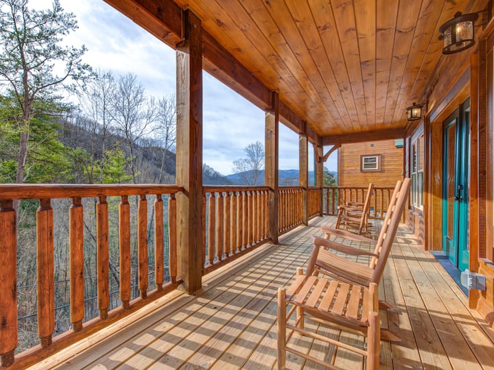 Gatlinburg Escape | Pool Table, Theater + Hot Tub - Gatlinburg, TN