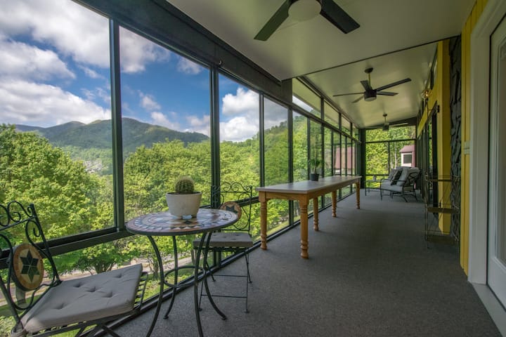 Mountain View 3br W/ Sunroom | Close To Ski+trails - Maggie Valley, NC
