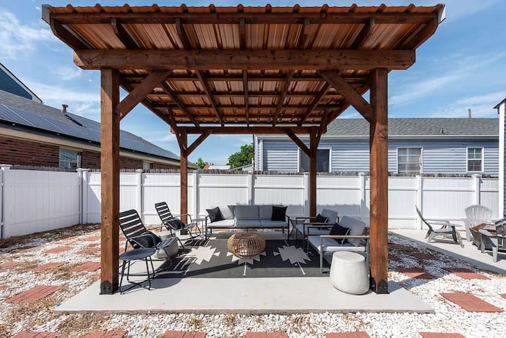 Large Home W/ Back Yard Oasis | Perfect For Groups - New Orleans, LA