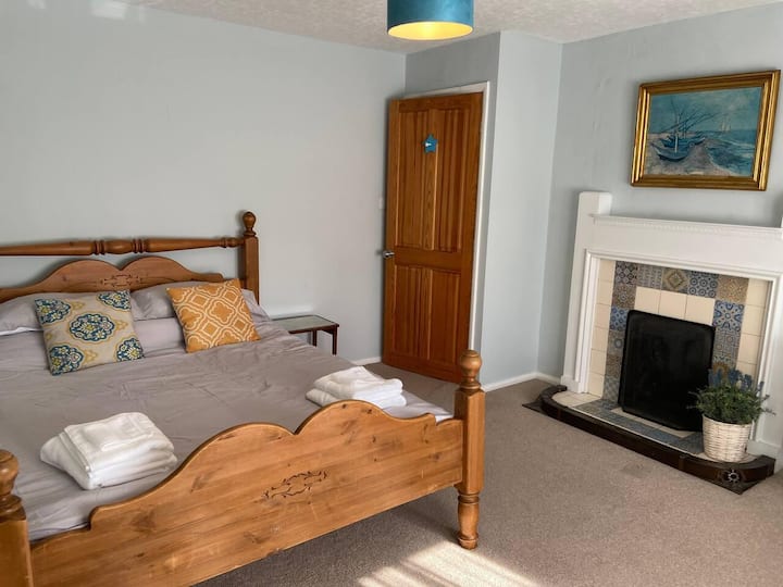 3 Bedroom Cottage, Sleeps 5 Village Location - Scarborough