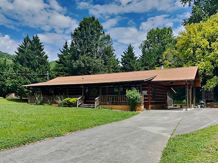 Willow Creek | Hot Tub + Fire Pit & Pool Table! - Wears Valley, TN