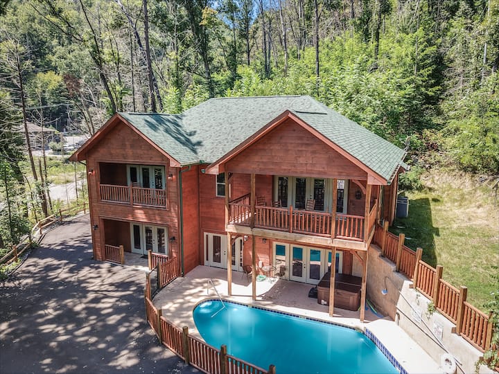 Smoky Mountain Splash | Pool, Game Room, Hot Tub! -