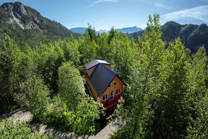 Akira Lodge - Alpha Mountain Lodging + Sauna - British Columbia
