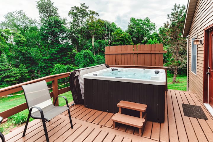 Hot Tub | Private 12 Acres | King Bed | Cozy Cabin - Hocking Hills State Park, OH