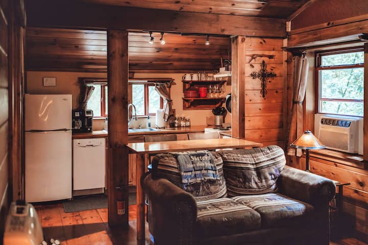Romantic Cabin | King Bed + Fire Pit + Hot Tub - Hocking County, OH