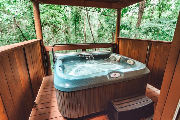 Romantic Hocking Hills Cabin W/ Hot Tub & Fire Pit - Hocking Hills State Park, OH