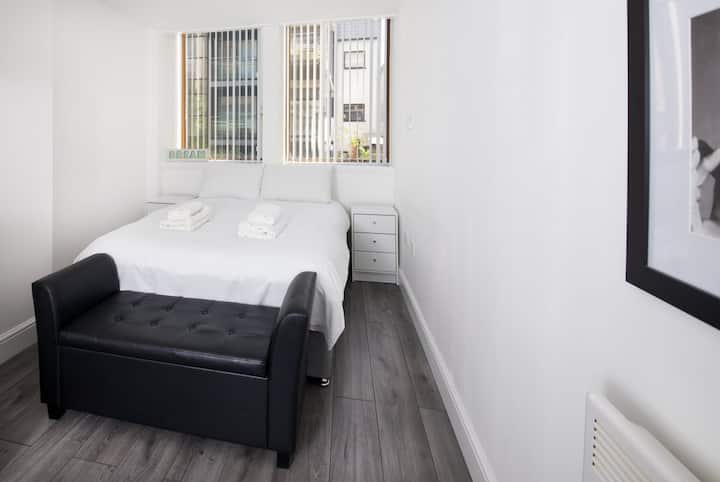 Guestready - Retraite Monochrome - Liverpool