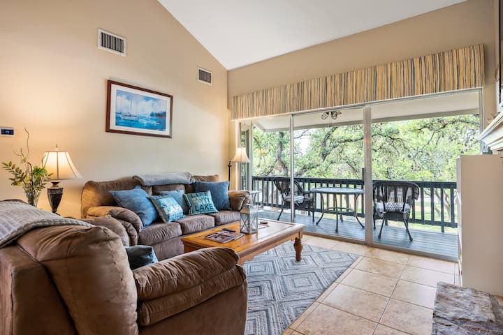 Canyon Lake! Spacious W/ Balcony Pool & Comfy Beds - Canyon Lake, TX
