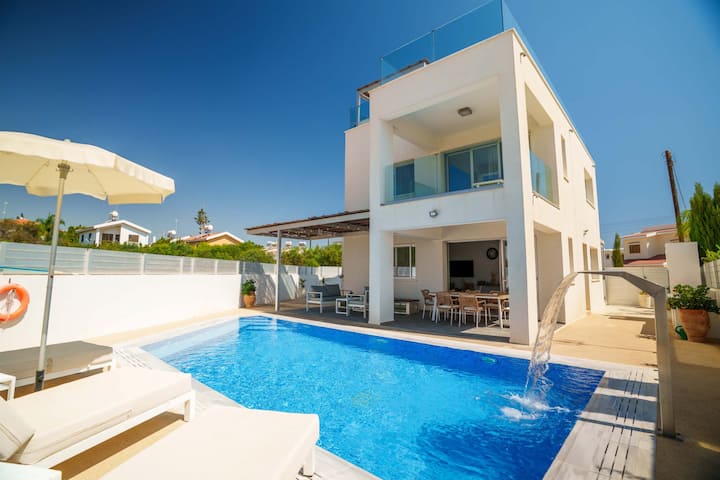 Geo Panoramic Villa Konnos / Seaview+pool+gym - Protaras