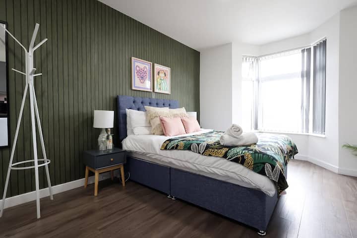 Contemporary & Chic Studio No4-cohost Collections - Cardiff