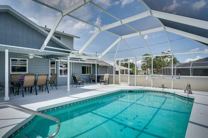 Screened-in Lanai + Yard: Port Charlotte Retreat - Port Charlotte, FL