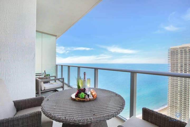 Upper Level Penthouse: Beach & Intercostal Views - Hollywood, FL