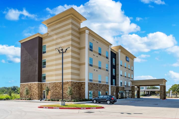 3 Relaxing Units W/ Free Parking & Breakfast! - Katy, TX