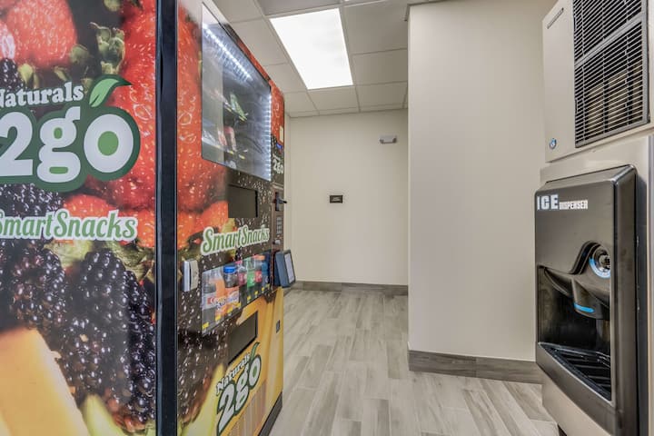 Comfort And Convenience! Free Bfast & Parking! - Katy, TX