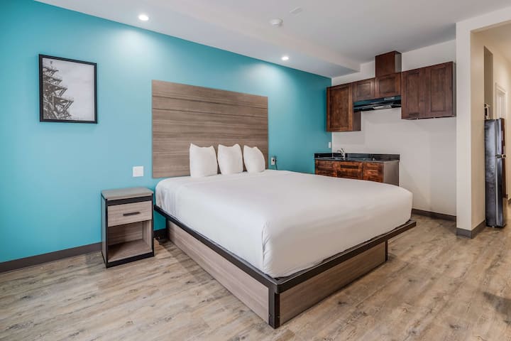 Comfort And Convenience! Free Bfast & Parking! - Katy, TX
