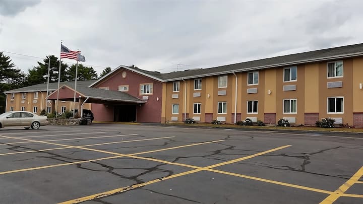 Fun Hideaway At Foxboro W/ Three Relaxing Units! - Foxborough, MA