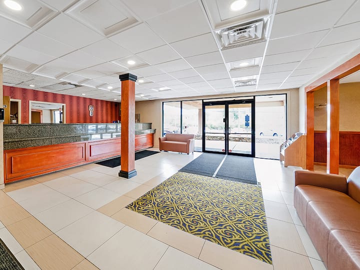 Great Foxboro Find! Free Breakfast, Free Parking! - Foxborough, MA