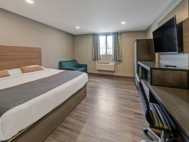 Great Foxboro Find! Free Breakfast, Free Parking! - Foxborough, MA