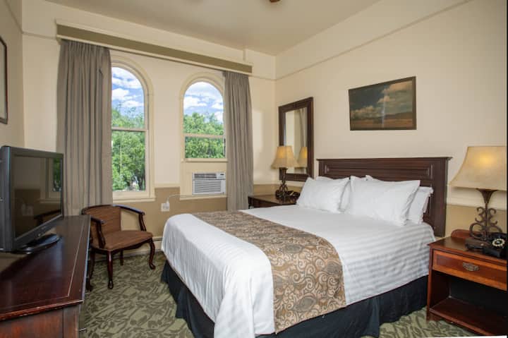 Classic Queen Room At Hotel St. Michael - Prescott, AZ