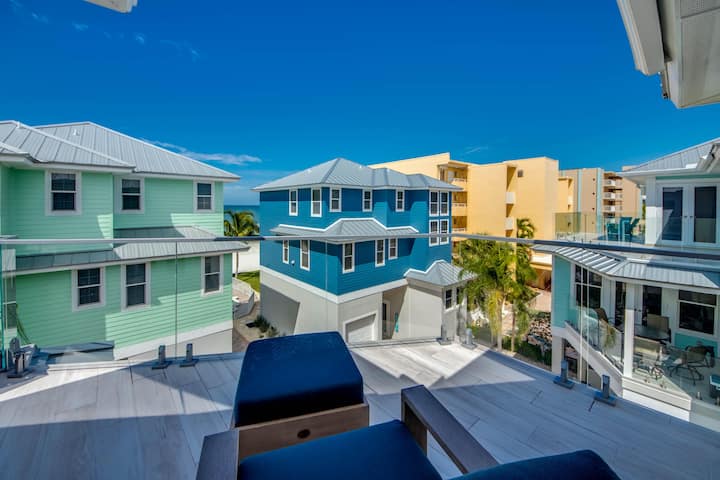 260 Key West Court: Huge Luxe Beachfront Pool Home - Fort Myers Beach, FL