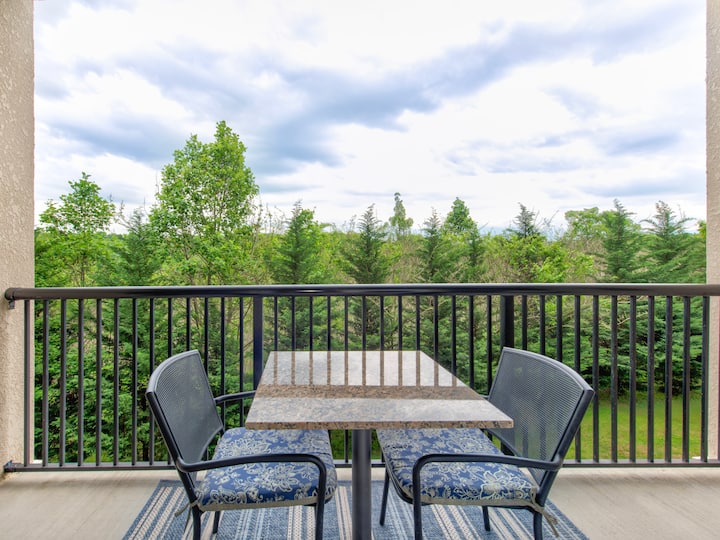 Hi-bear-nate | Mnt Views + Indoor/outdoor Pool! - Pigeon Forge, TN