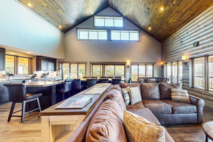 Burnt Jacket Lodge*lake/mountain Views*hot Tub - Greenville, ME