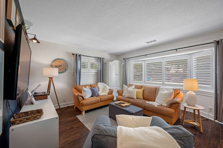 Live Simply Cottage: Spacious 4-bedroom Home! - St. Petersburg