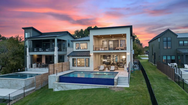 Luxe Lakefront Haven | Concierge Services - Kingsland, TX